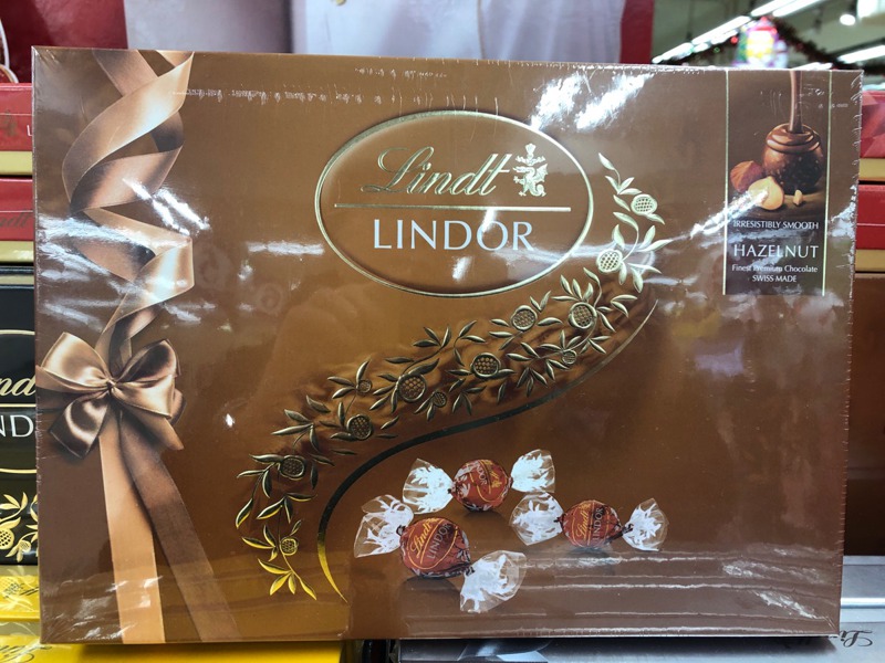 Lindt Lindor Swiss Milk Chocolate With Hazelnut Pieces And A Smooth ...