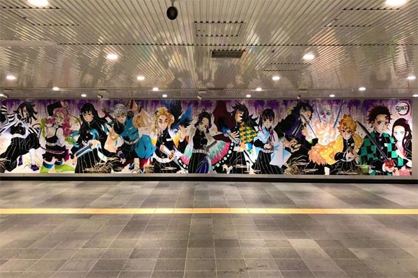 Realizan un increíble mural de la serie Demon Slayer, en una estación ...