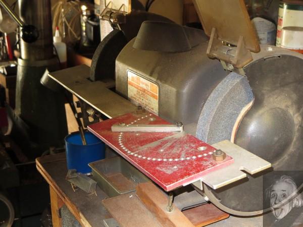 Angle grinding jig for bench grinder - HomemadeTools.net