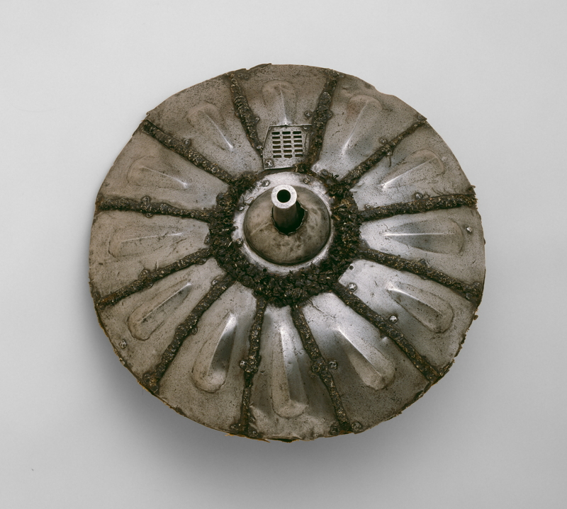 1500s Italian shield with gun in the center - photo - HomemadeTools.net