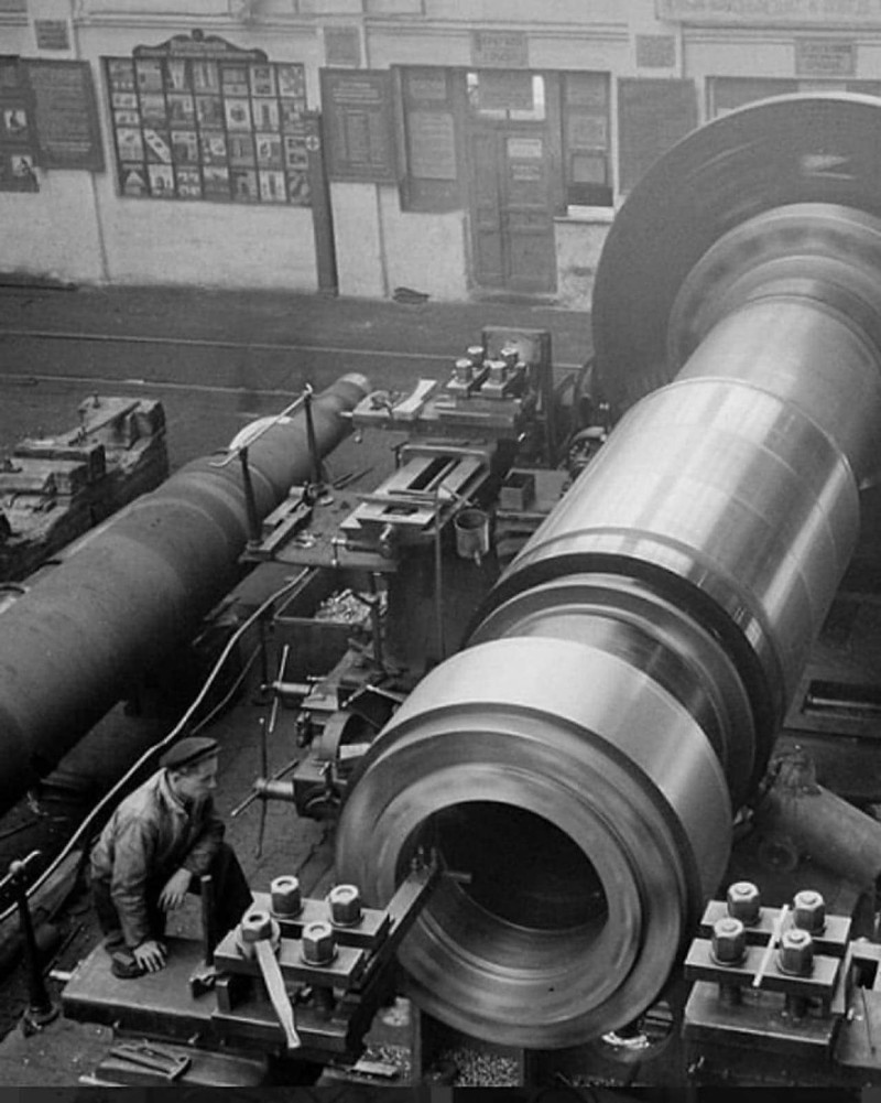 Boring a ship's large driveshaft - photo - HomemadeTools.net