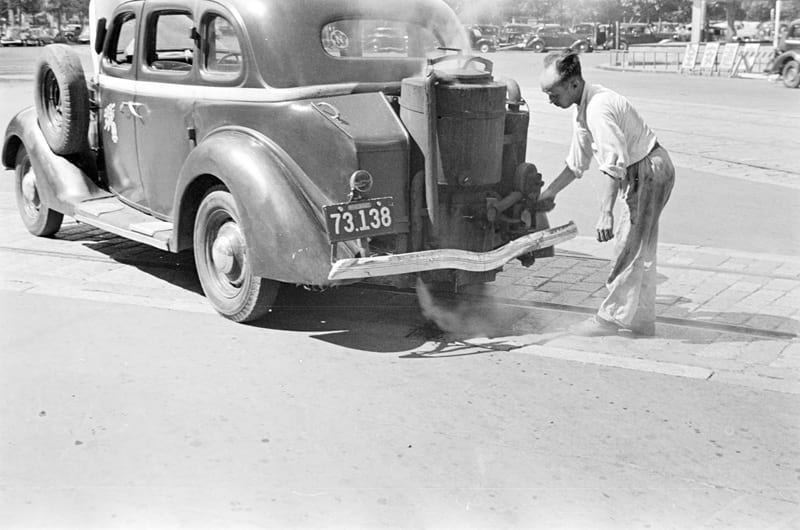 1950s Japanese charcoal-fired taxi - photo - HomemadeTools.net