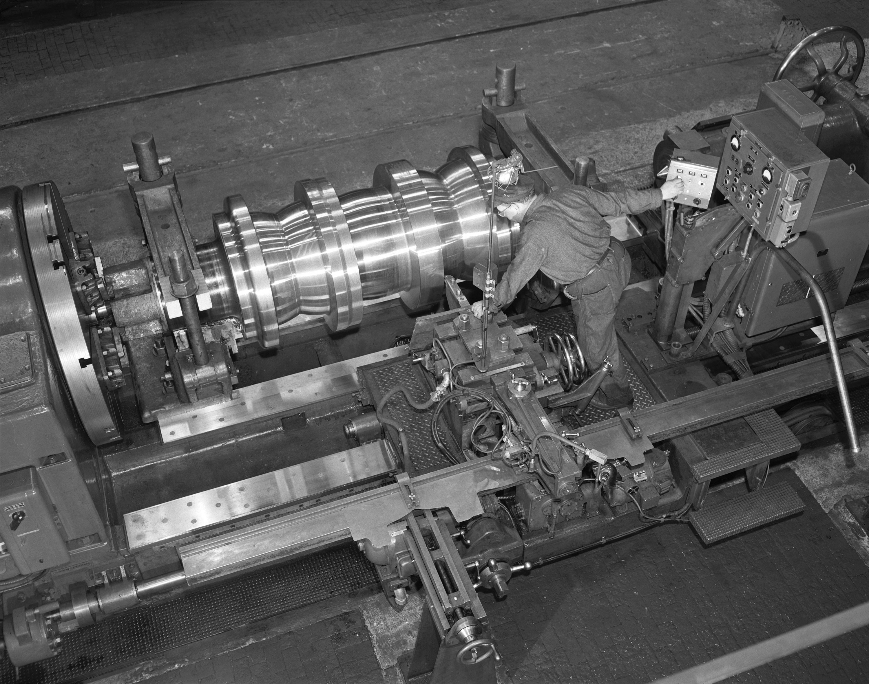 High-quality black-and-white photographs of large old machines and ...