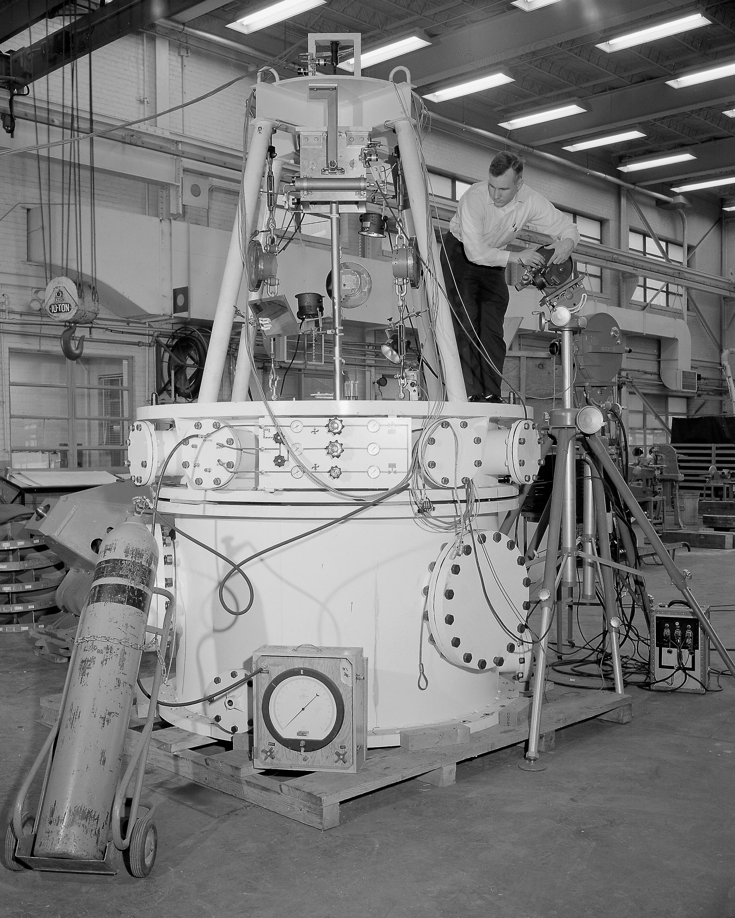 NASA zero gravity release mechanism - photo - HomemadeTools.net