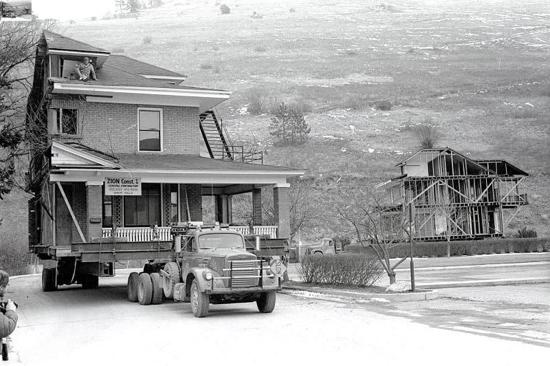 Moving a house in the 1980s - photo - HomemadeTools.net