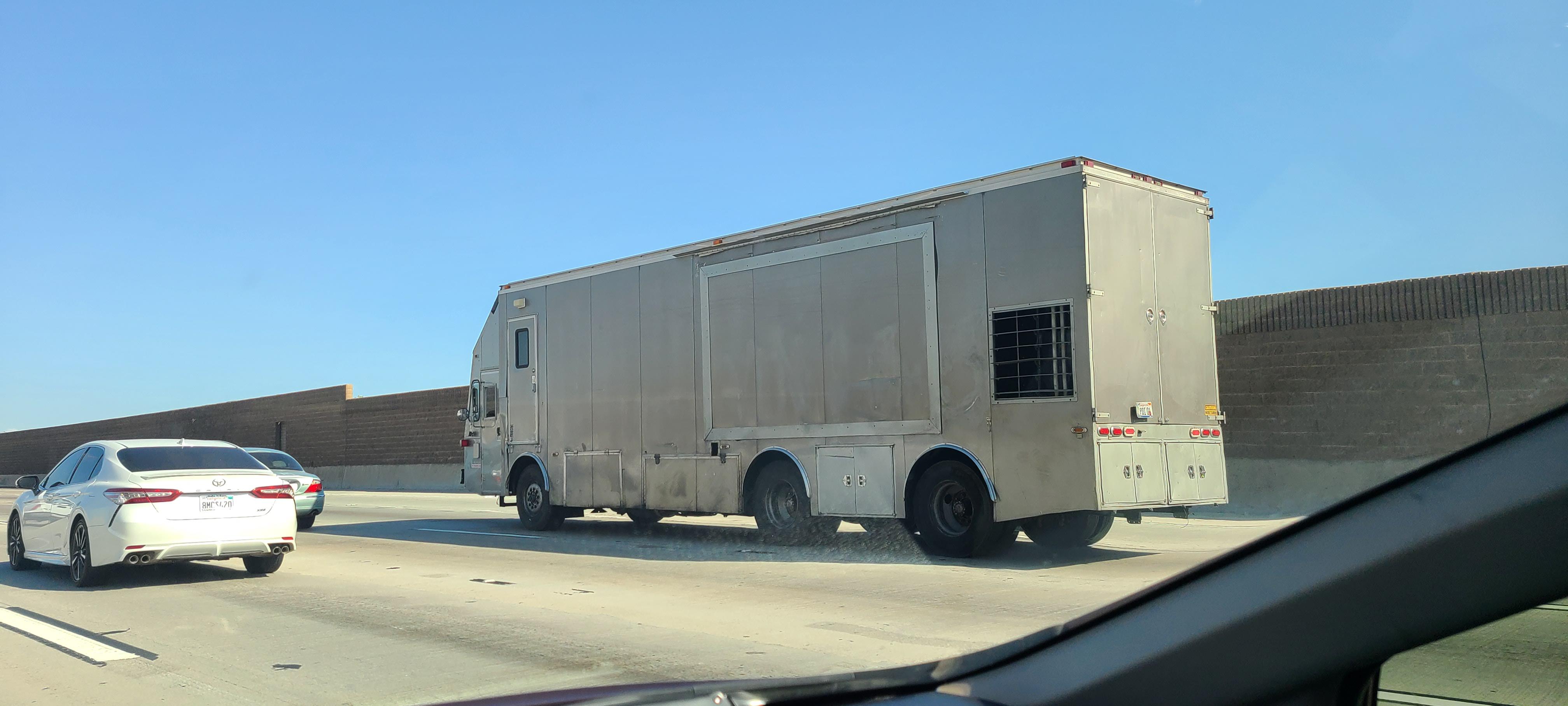 Eight wheeler bus - photo - HomemadeTools.net