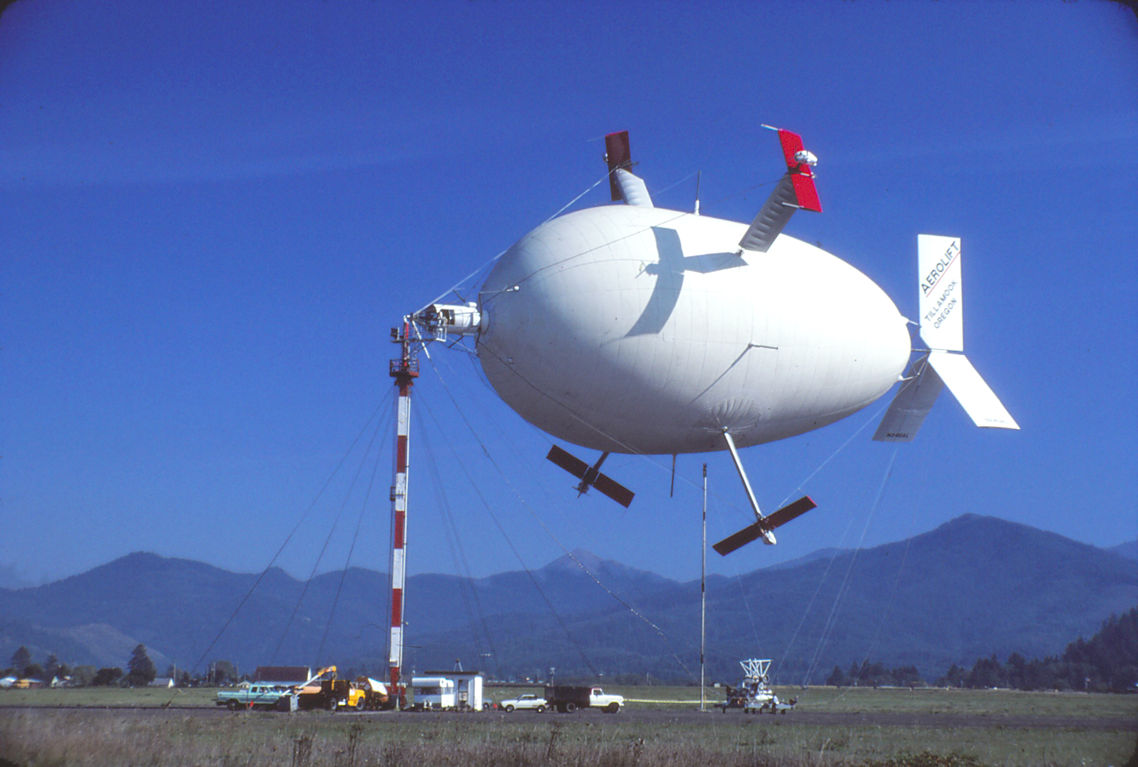 AeroLift CycloCrane airship heavy load lifter - photo and video ...