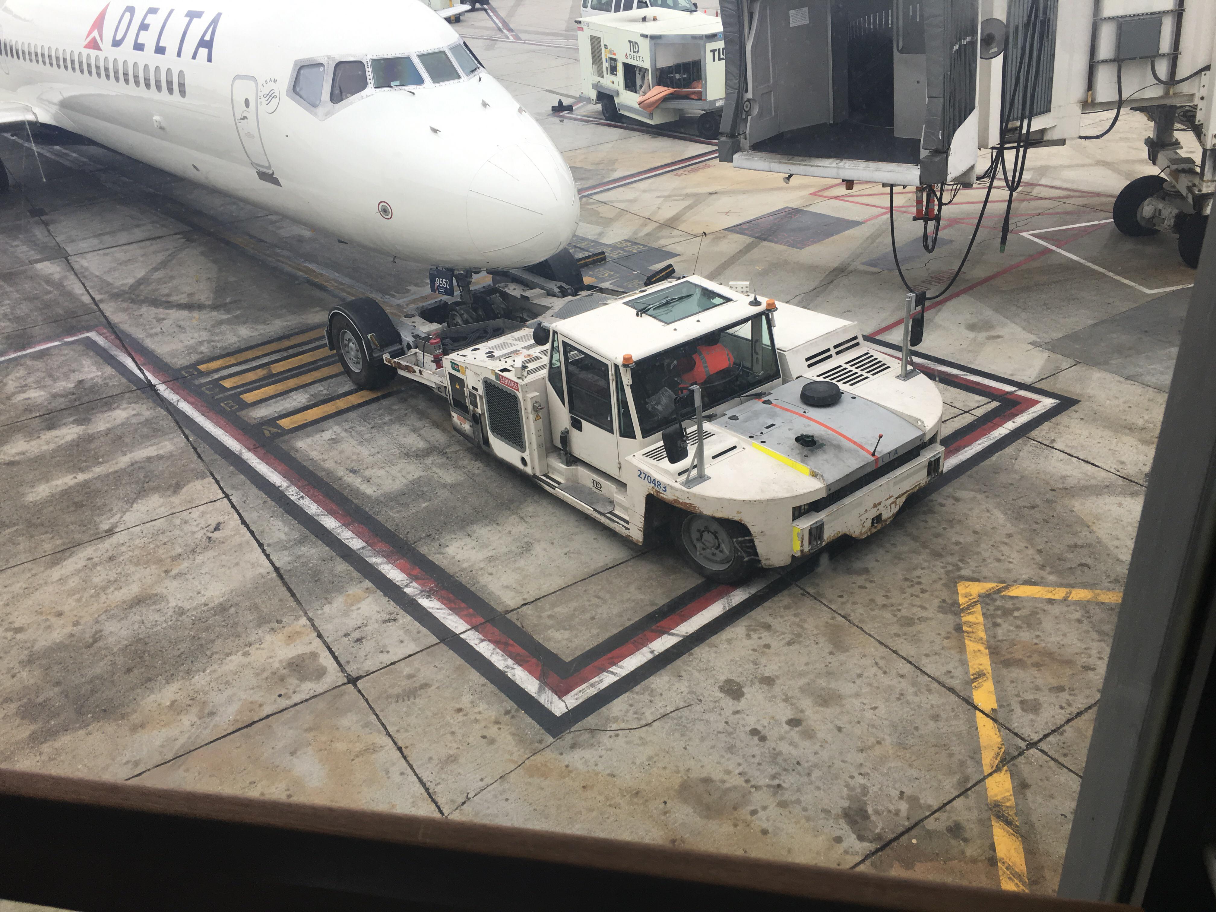 Supertug lifting up a 767 - video