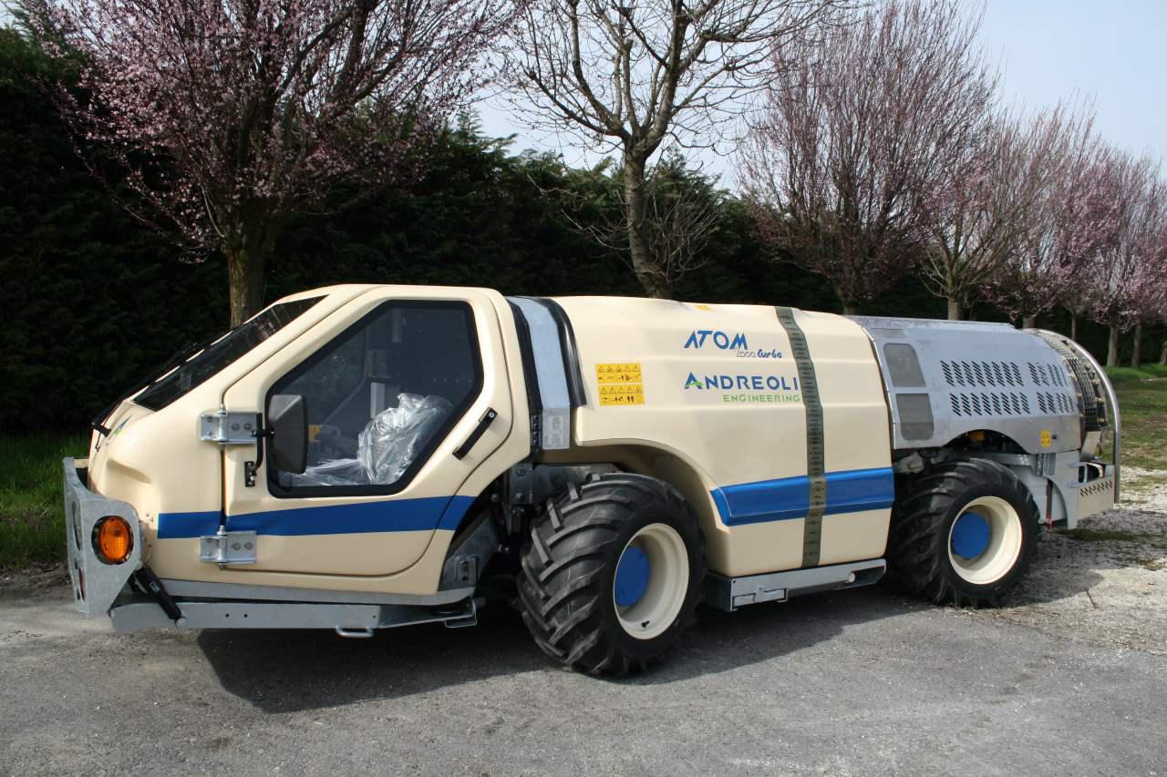 ATOM 2000 self-propelled sprayer - photo