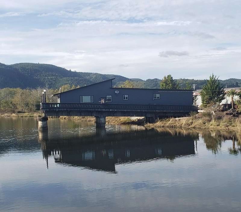 House built on bridge - photos - HomemadeTools.net