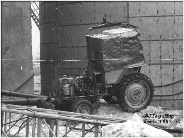 Chernobyl lead-clad tractor - GIF - HomemadeTools.net
