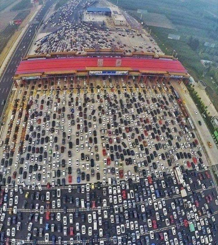 Congested expressway toll booth in China - photo - HomemadeTools.net