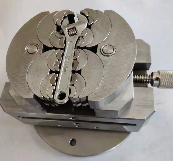 Fractal vise jaws from gear teeth - video - HomemadeTools.net