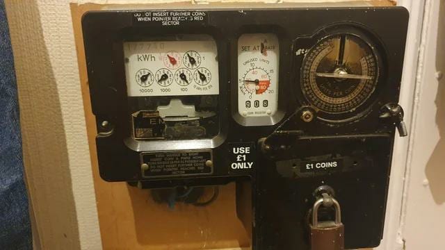 Coin-operated electricity meter - photo - HomemadeTools.net