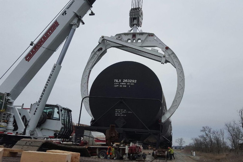 Crane for re-railing train tank cars - video and photo - HomemadeTools.net