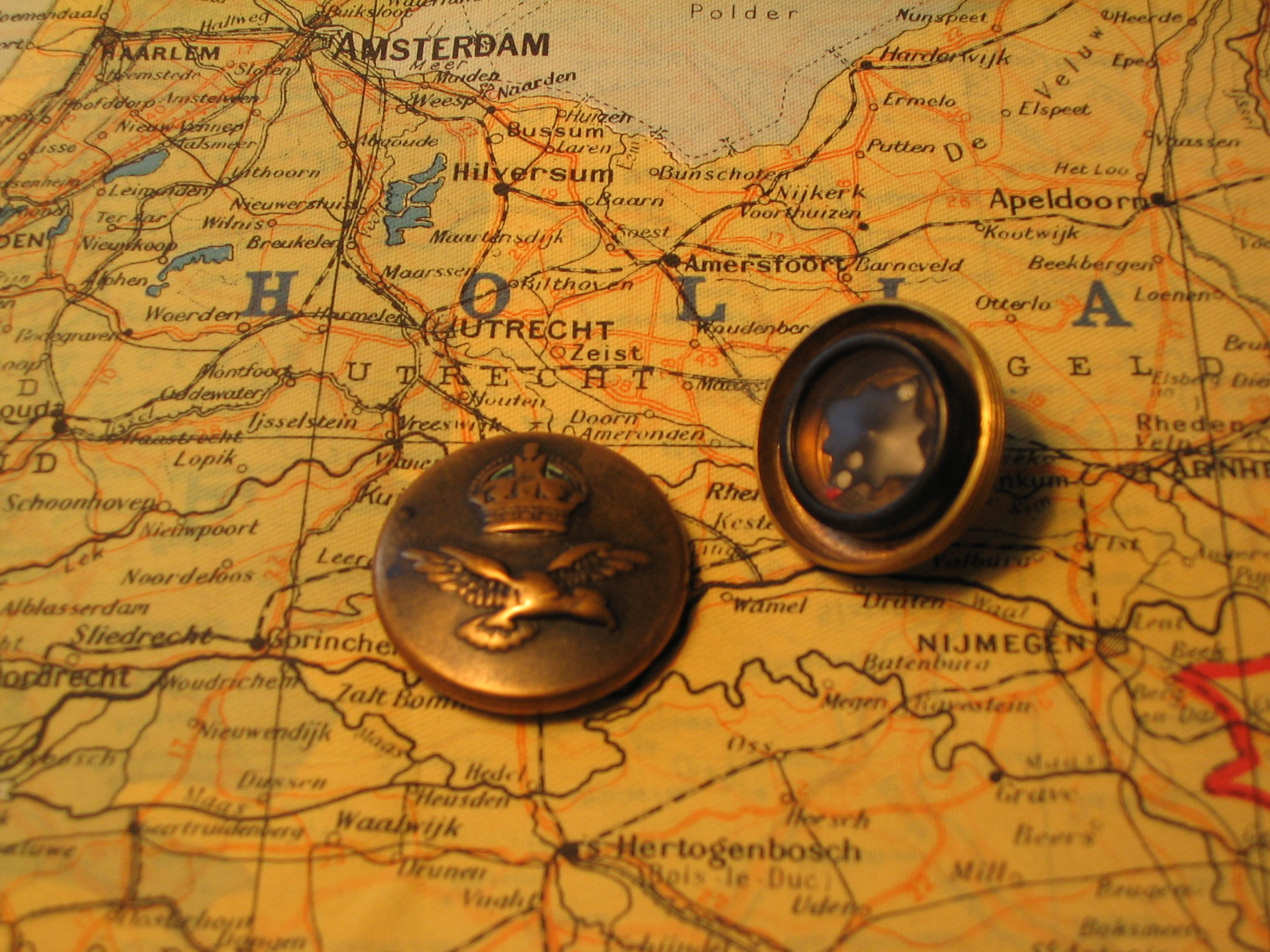 WWII escape button compasses for captured soldiers - photos