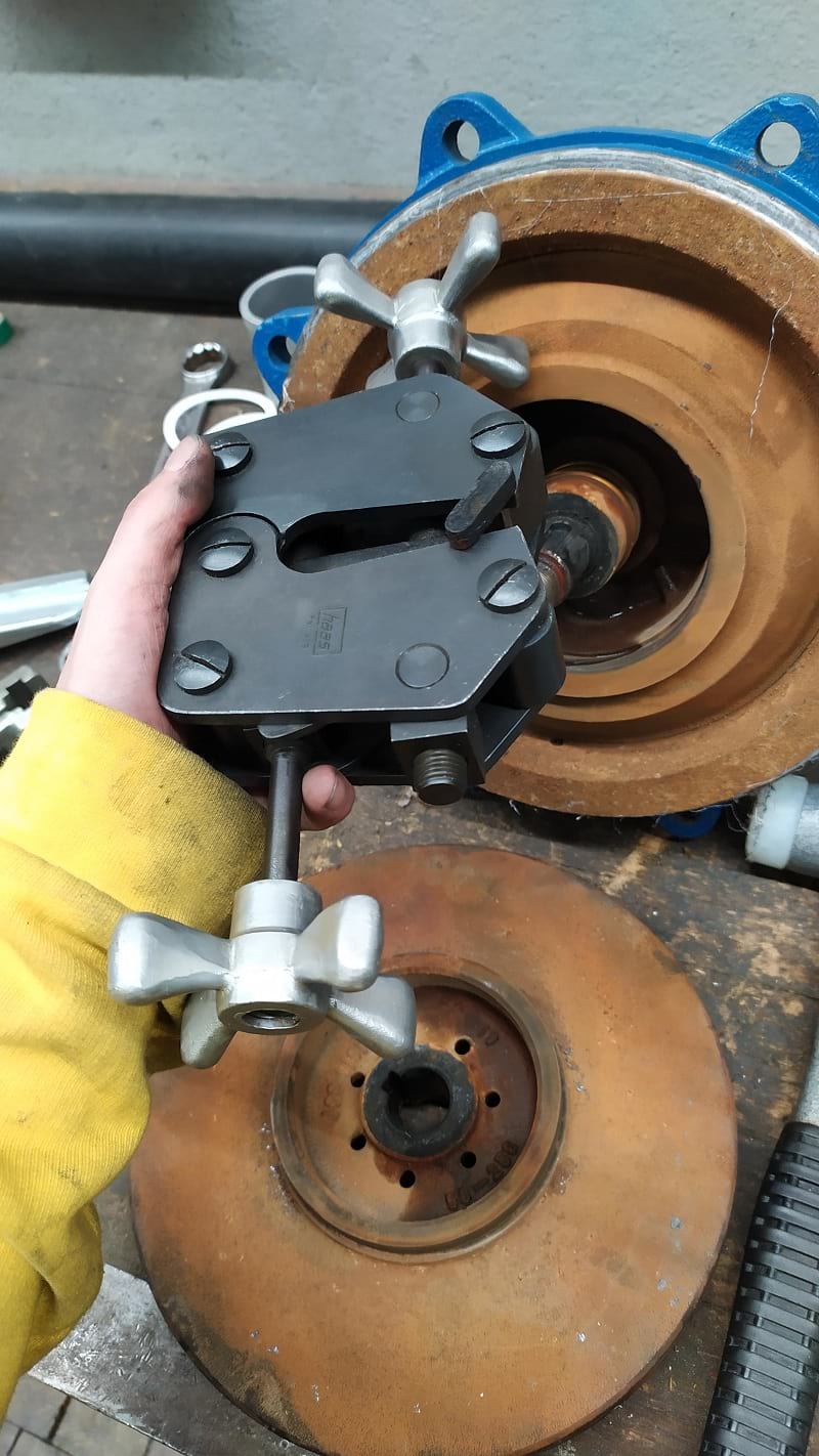 Feather key puller - GIF - HomemadeTools.net