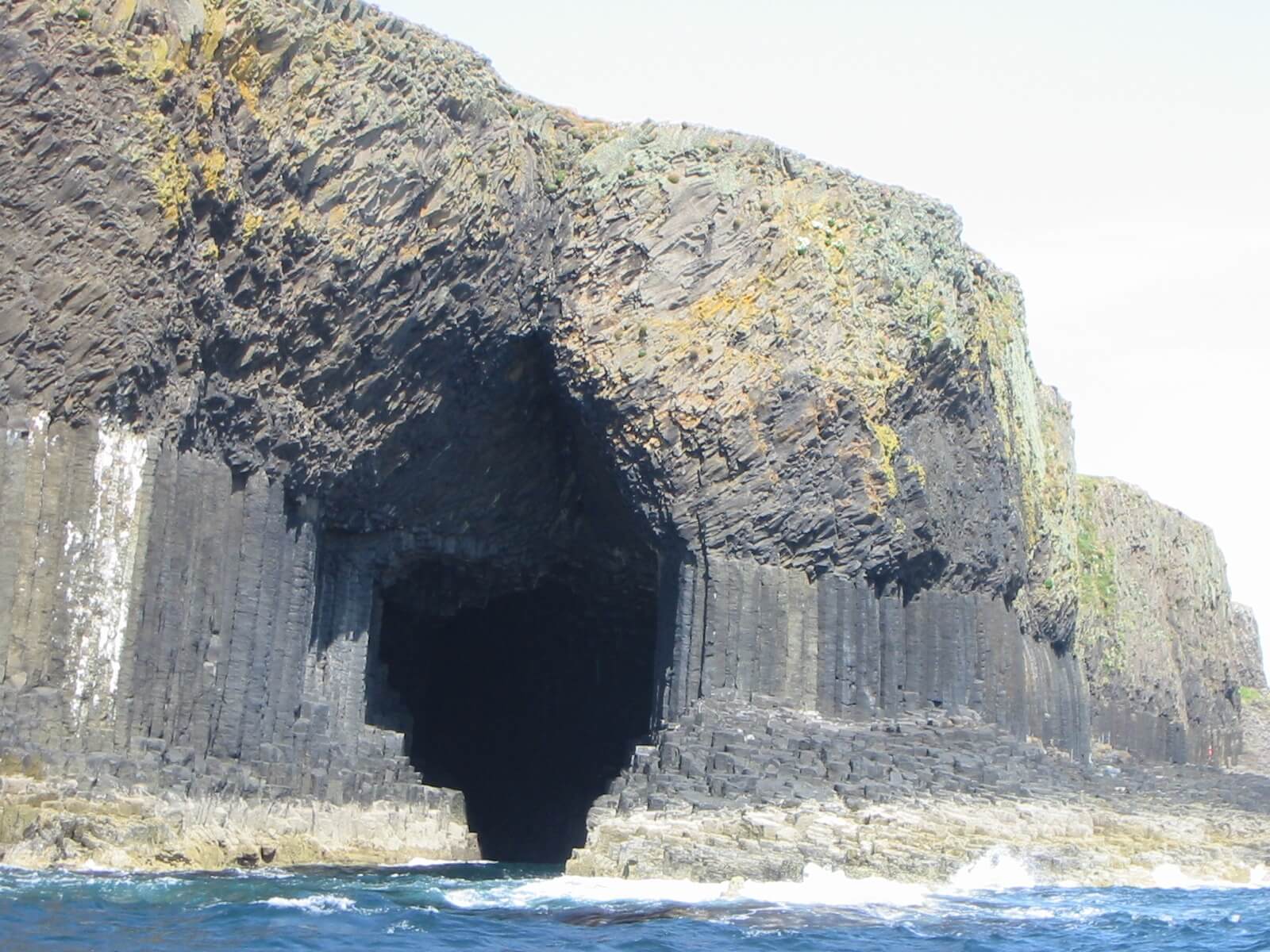 Fingal's Cave hexagonal basalt columns - photos - HomemadeTools.net
