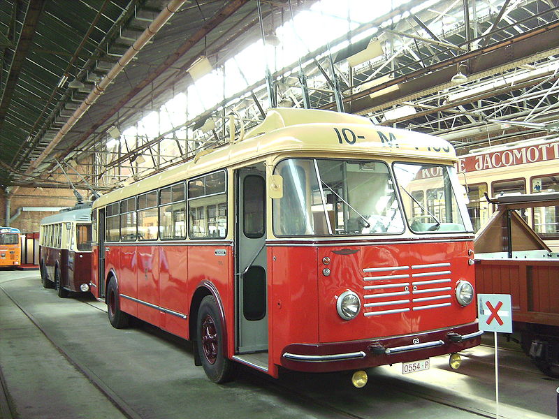 Flywheel-powered bus - photos - HomemadeTools.net