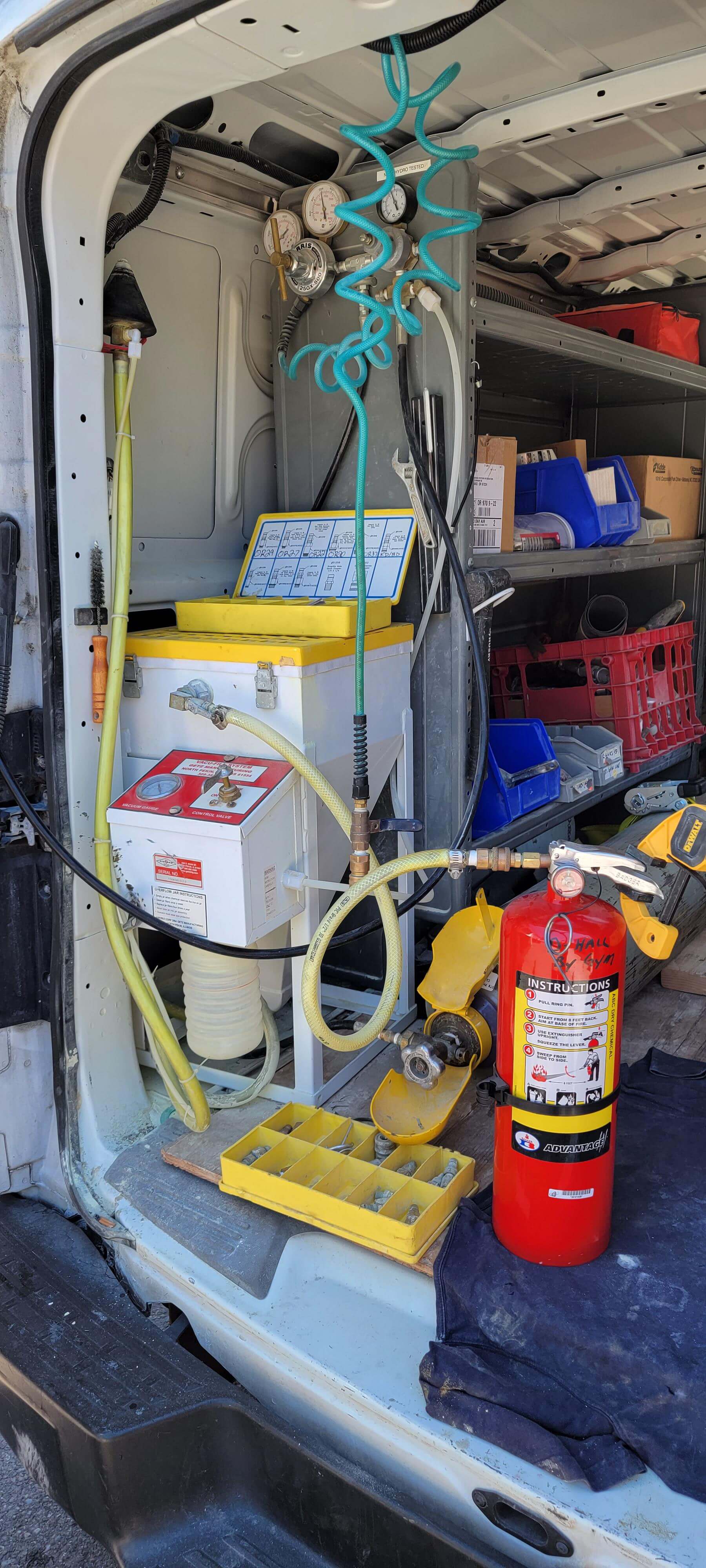 Fire extinguisher refilling machine - photo - HomemadeTools.net