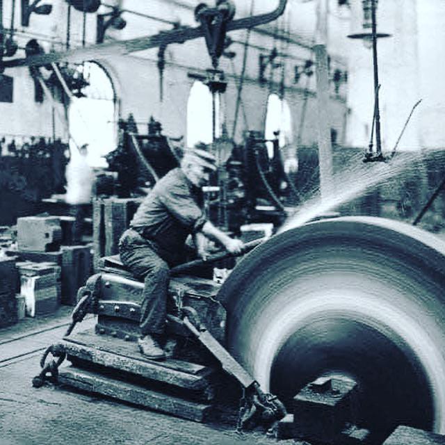 Giant vintage grinder - photo - HomemadeTools.net