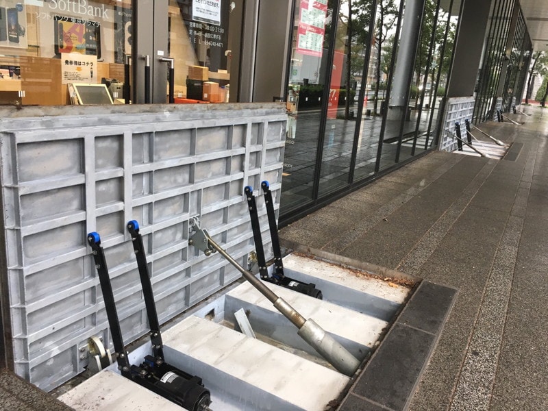 Japanese city door typhoon barrier - photo - HomemadeTools.net
