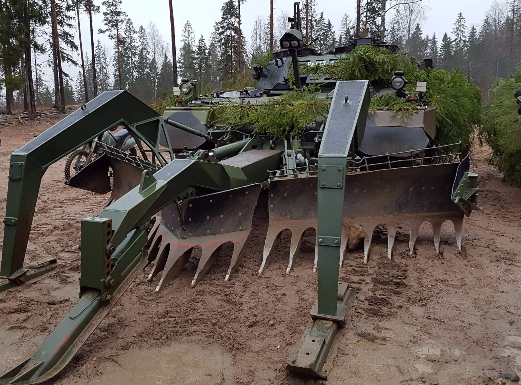 Leopard 2R heavy mine breaching vehicle - photo and video