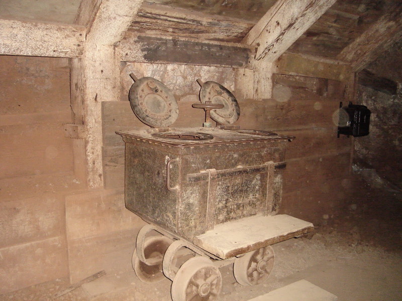 Underground mining cart toilets - photo - HomemadeTools.net