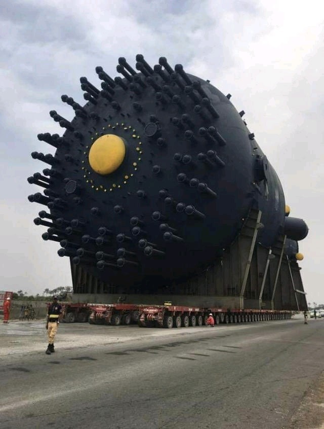 Moving a 750+ ton continuous catalytic regeneration reactor - photo ...