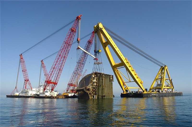 Salvaging a 50,000 ton ship by cutting it into slices - HomemadeTools.net