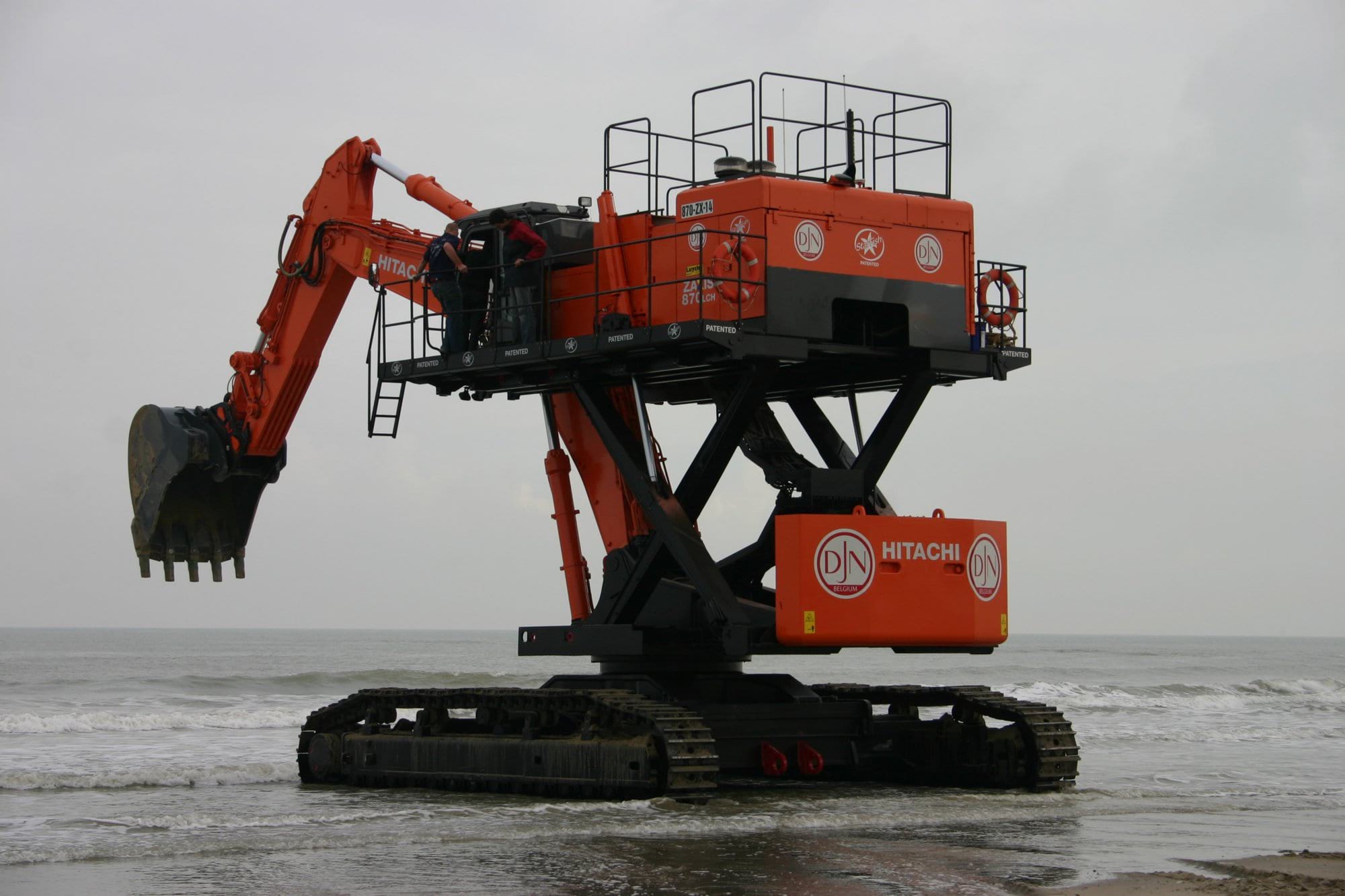 Elevated excavator - photo - HomemadeTools.net