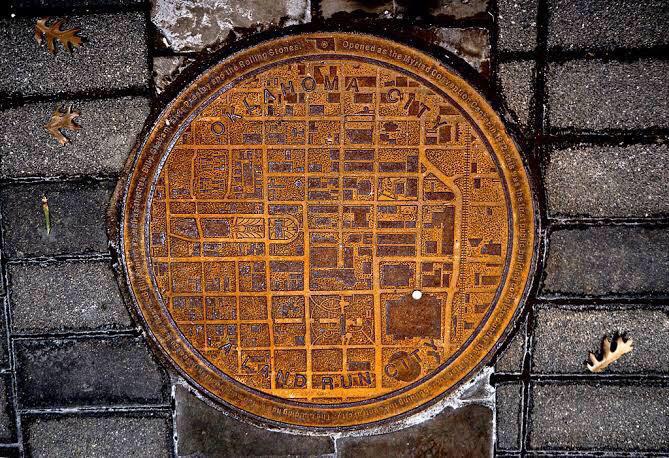 Manhole cover with city map - photo - HomemadeTools.net