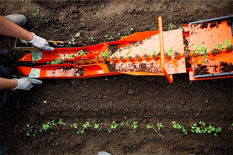 Paperpot chain-fed rapid planter - GIF, video, photos - HomemadeTools.net