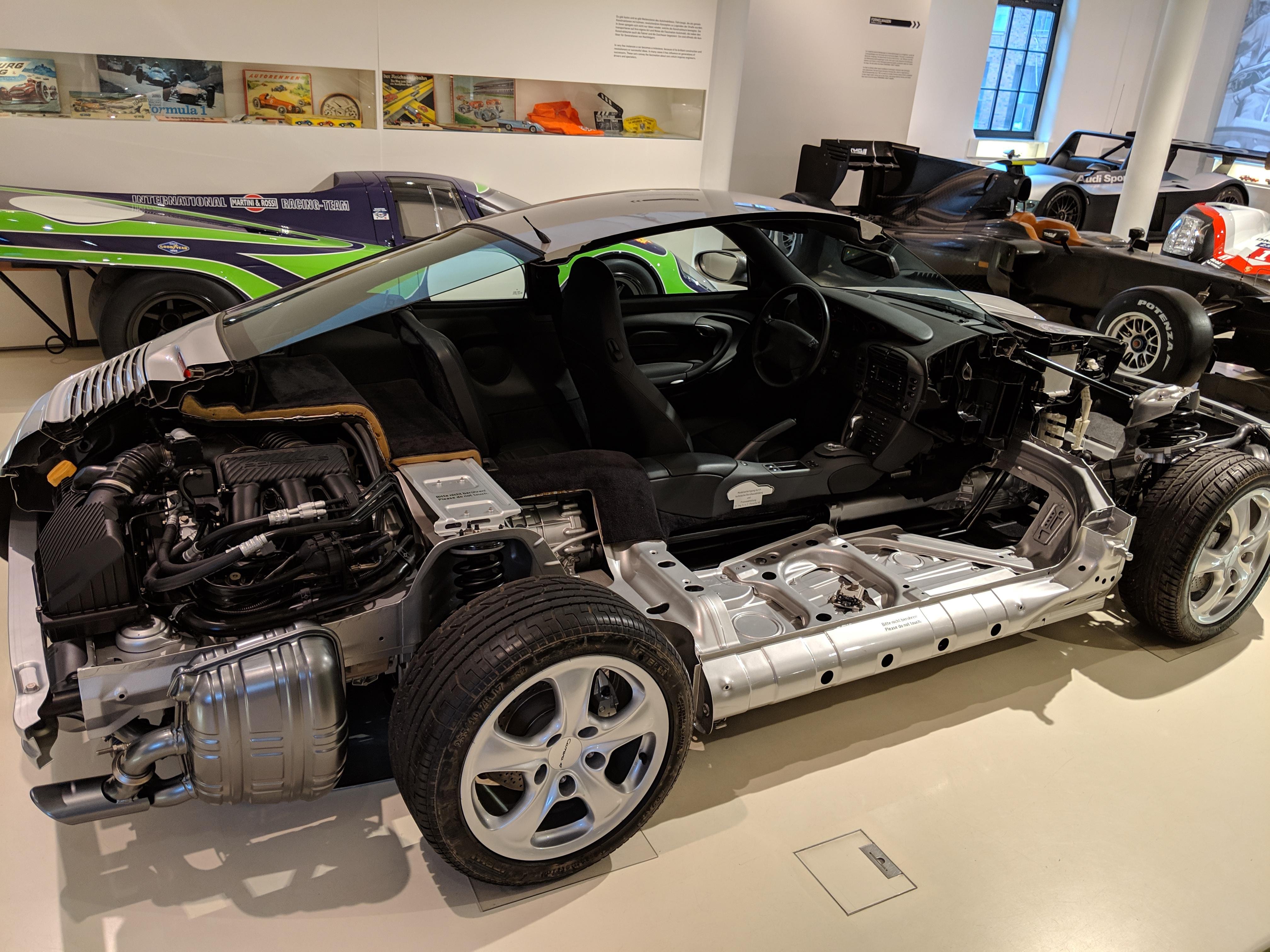 Porsche 911 cutaway - photo - HomemadeTools.net