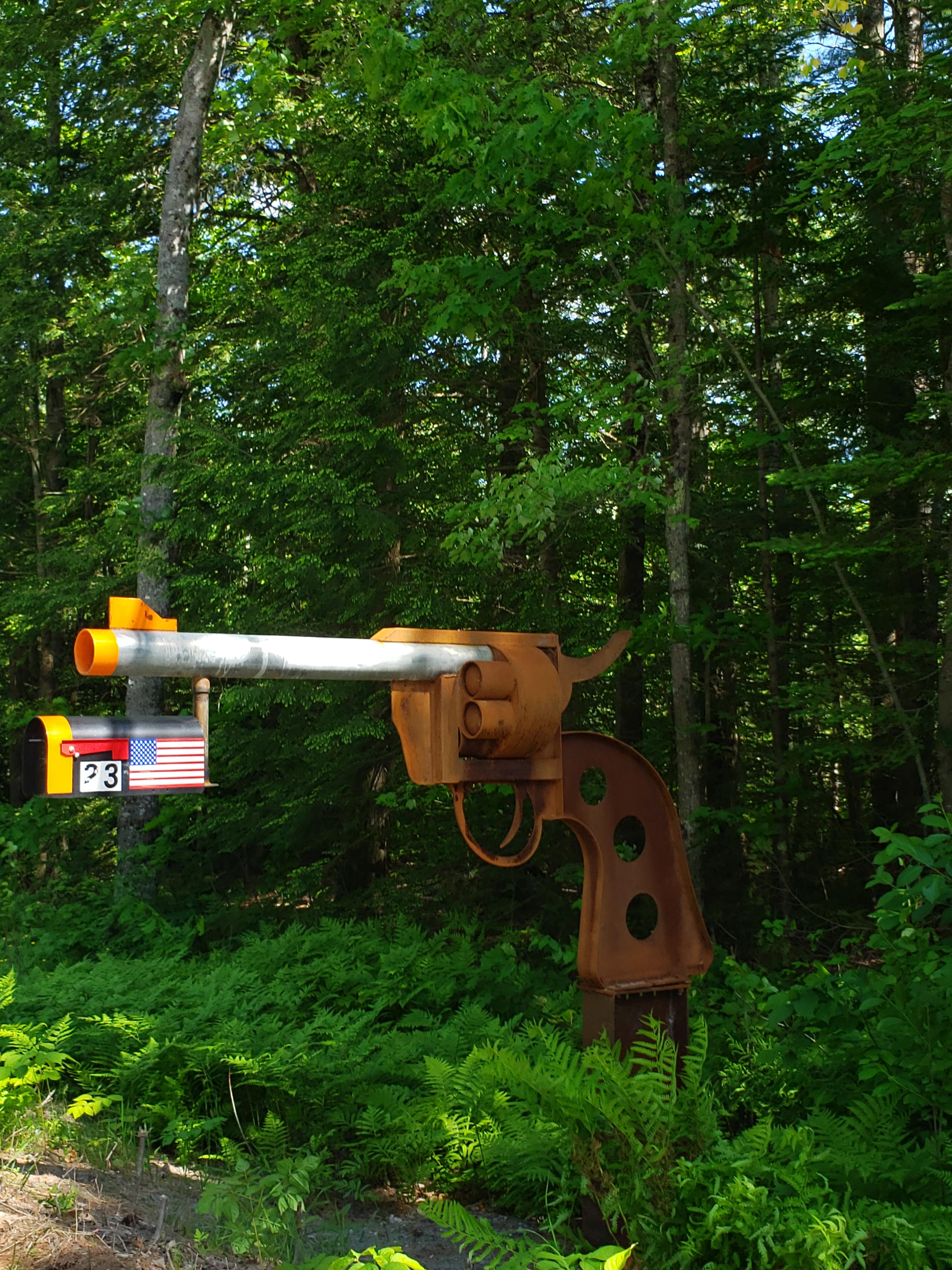 Robot arm mailbox - photo - HomemadeTools.net