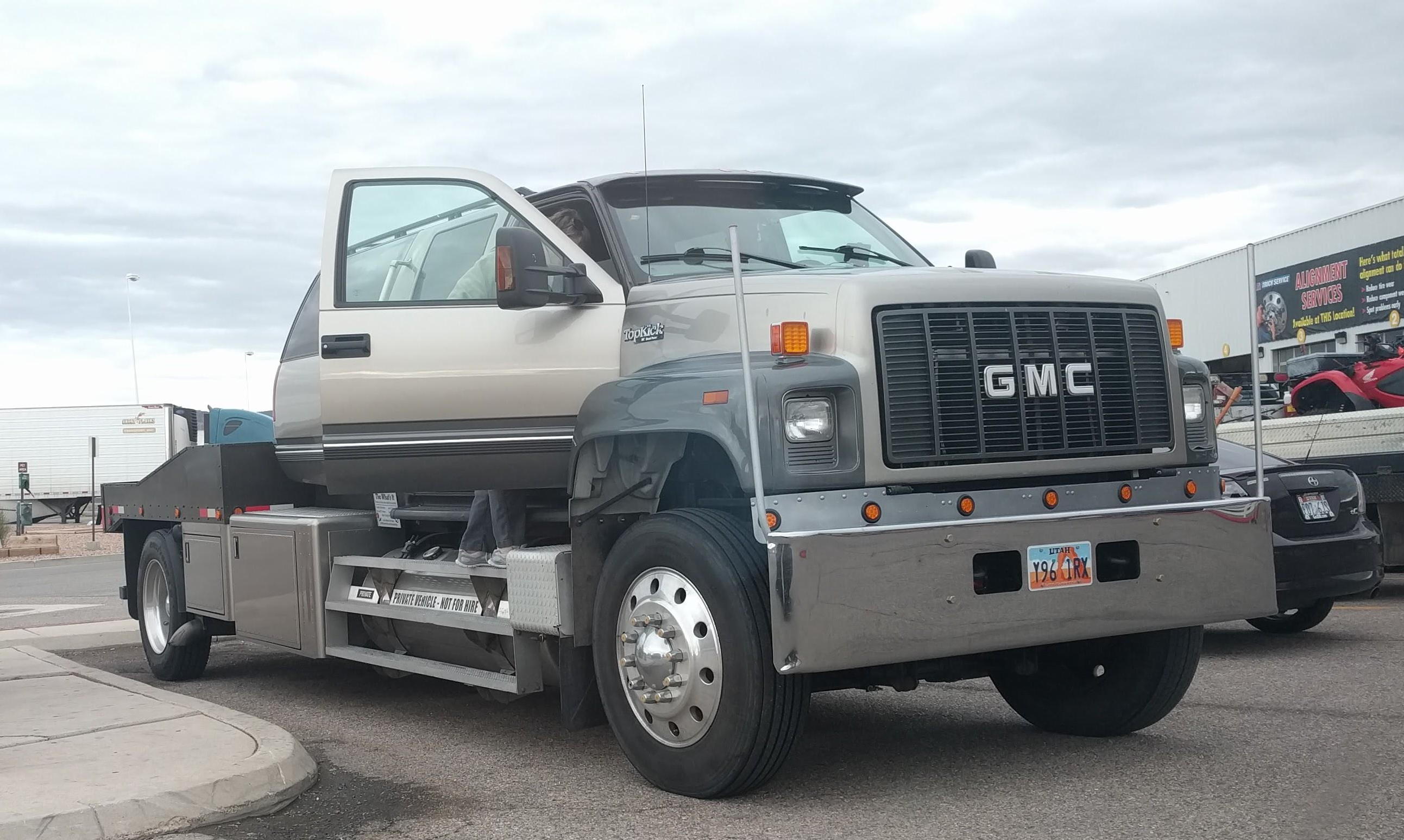 Suburban on semi chassis - photo - HomemadeTools.net