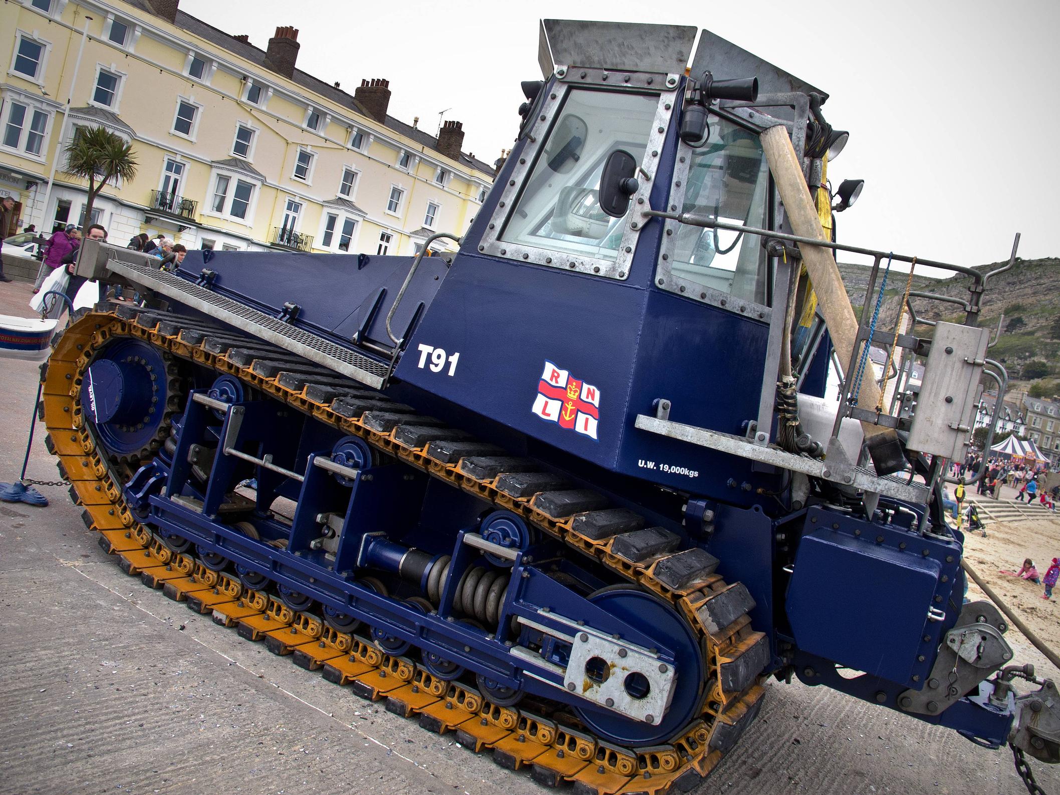 Tractor modified to work in the ocean - video - HomemadeTools.net