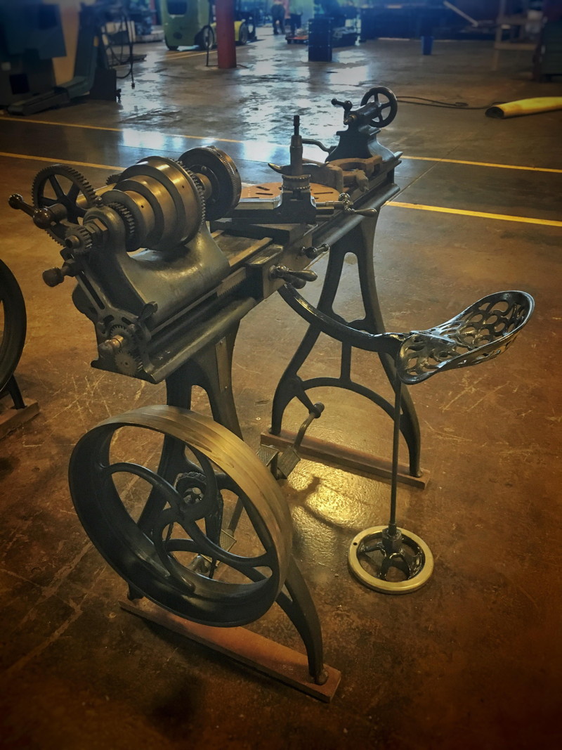 Antique treadle-powered lathe - photo - HomemadeTools.net