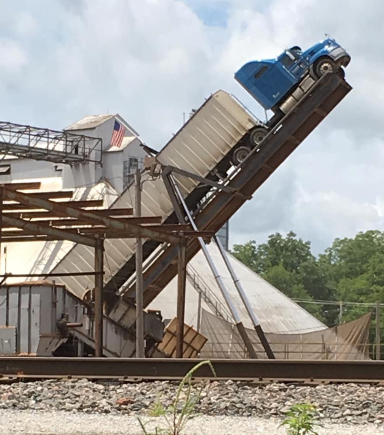 Giant truck dumping ramp - photo - HomemadeTools.net