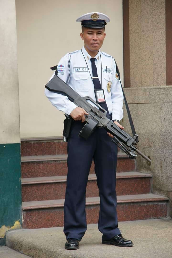 Heavily armed mall guard - photo - HomemadeTools.net