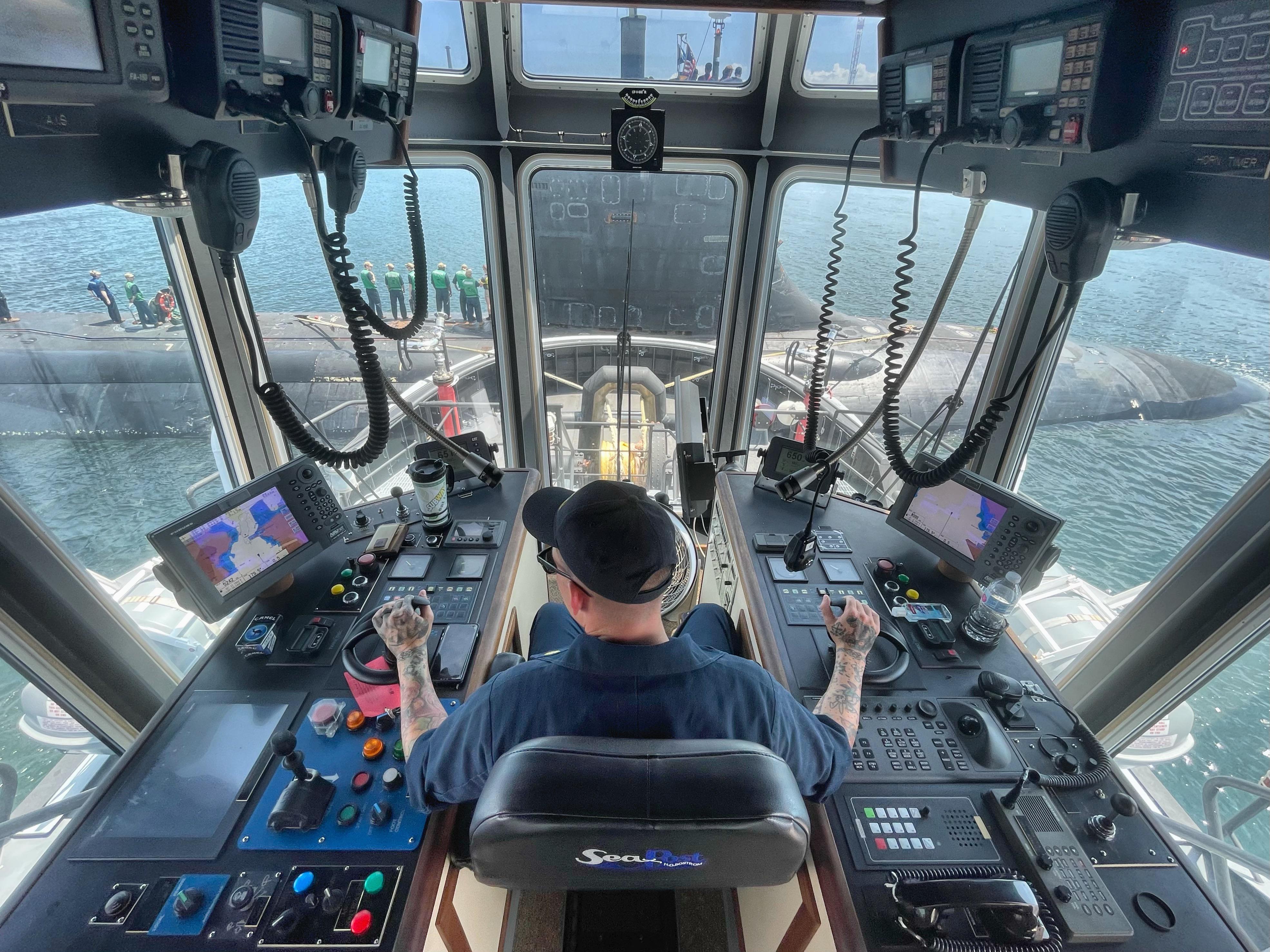 Tugboat wheelhouse view - photo - HomemadeTools.net