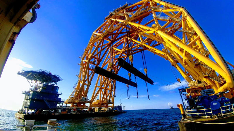 VB-10,000 heavy-lift twin-gantry catamaran - photos - HomemadeTools.net