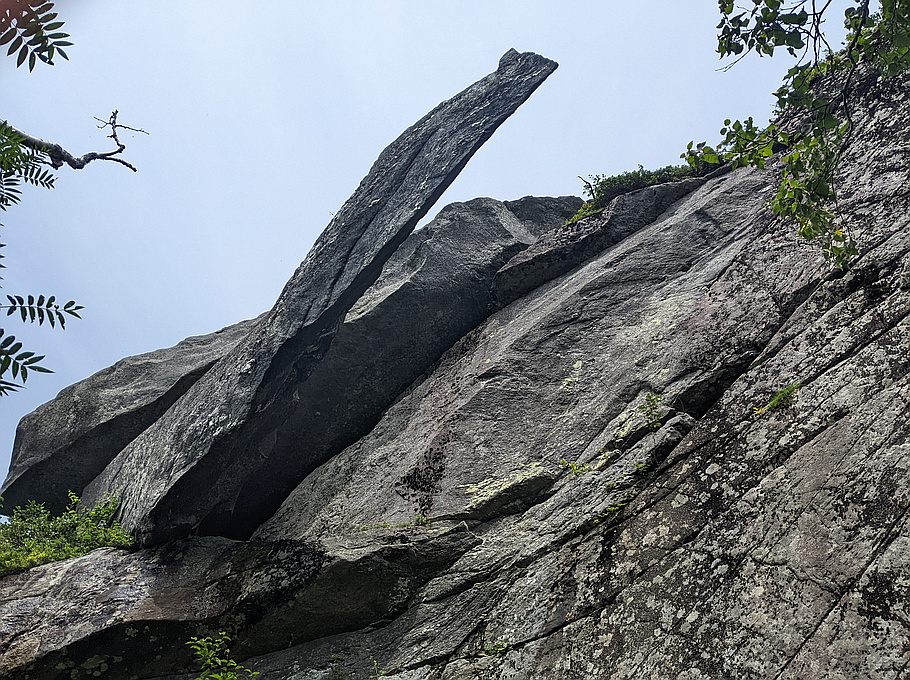 Cantilever Rock - Vermont | peakery