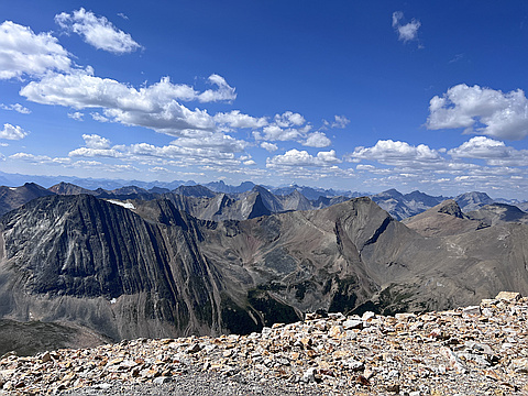 Pyramid Mountain - Alberta | peakery