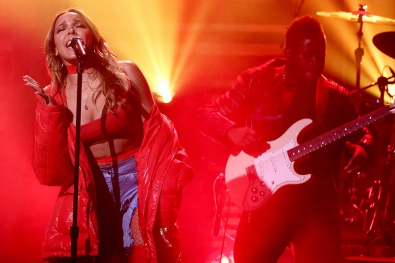 Tinashe Debuts 'Flame' Live Amid Smoke and Candles on 'Fallon ...