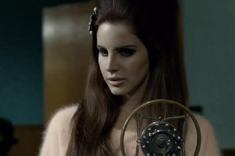 Watch Lana Del Rey Sing ‘Blue Velvet’ in Mohair for H&M | SPIN